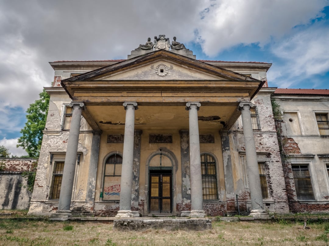 Il Nuovo Luogo Dimenticato che abbiamo visitato è una villa classicista ...